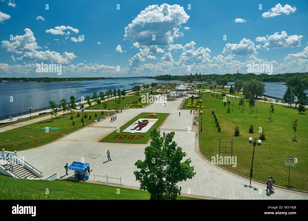 Walkway on Strelka in the city of Yaroslav Stock Photo - Alamy