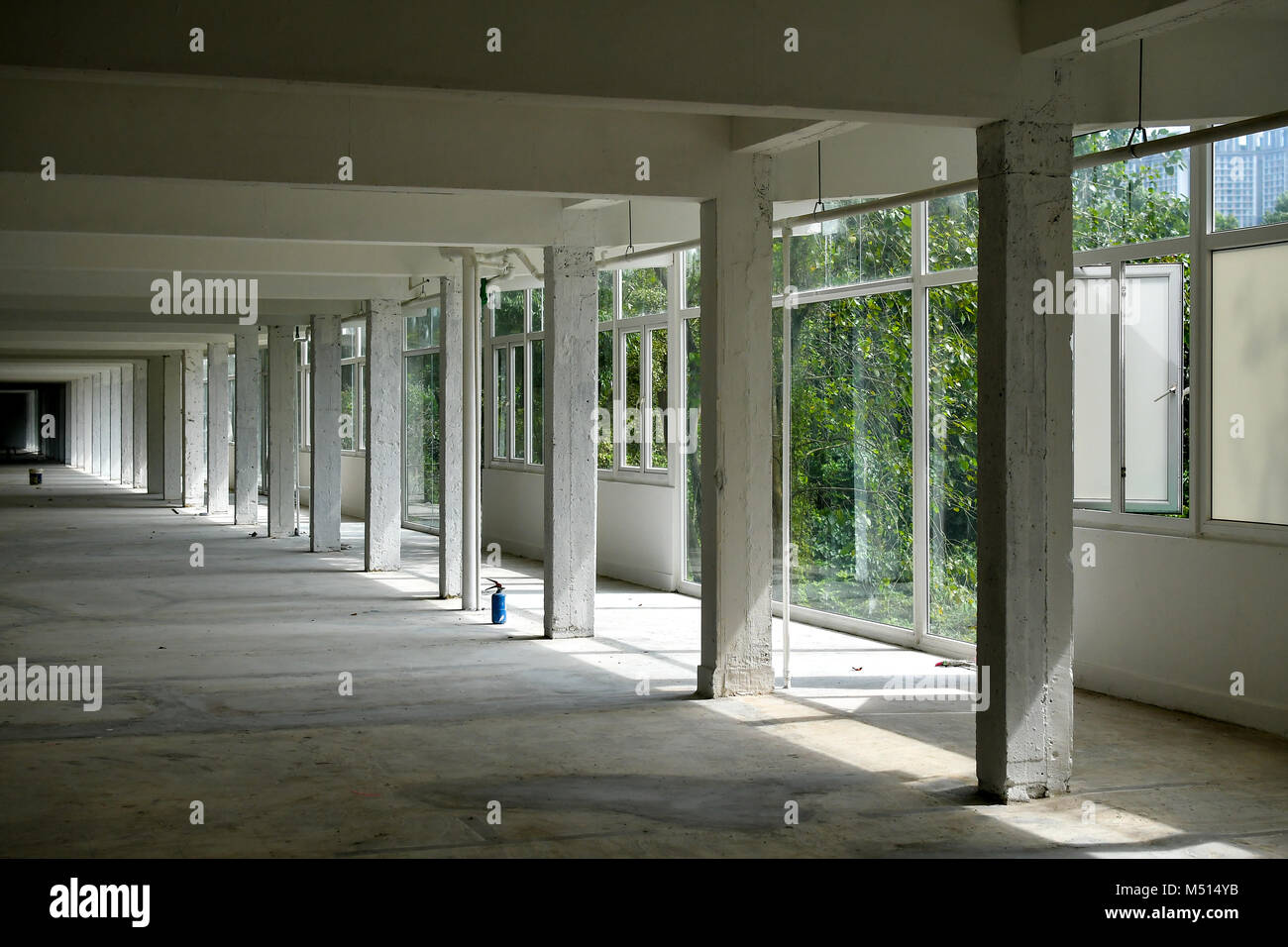 White pillars hi-res stock photography and images - Alamy