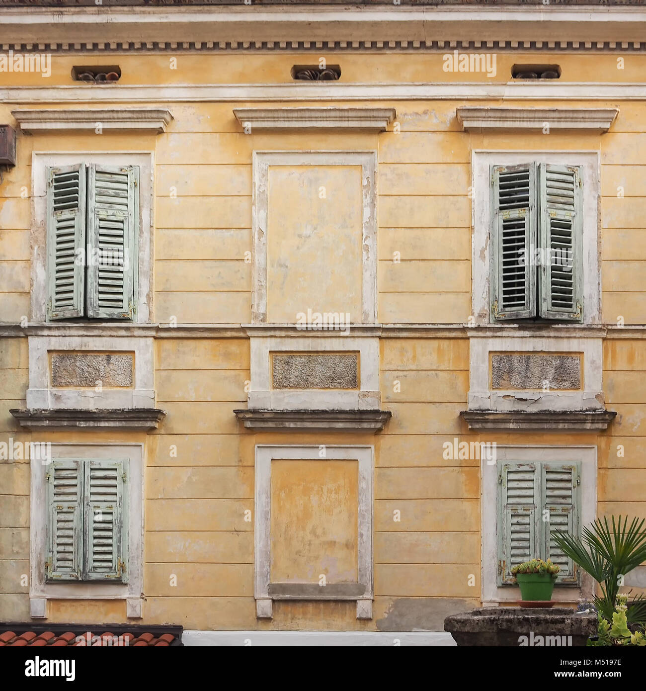 Old yellow building hi-res stock photography and images - Alamy