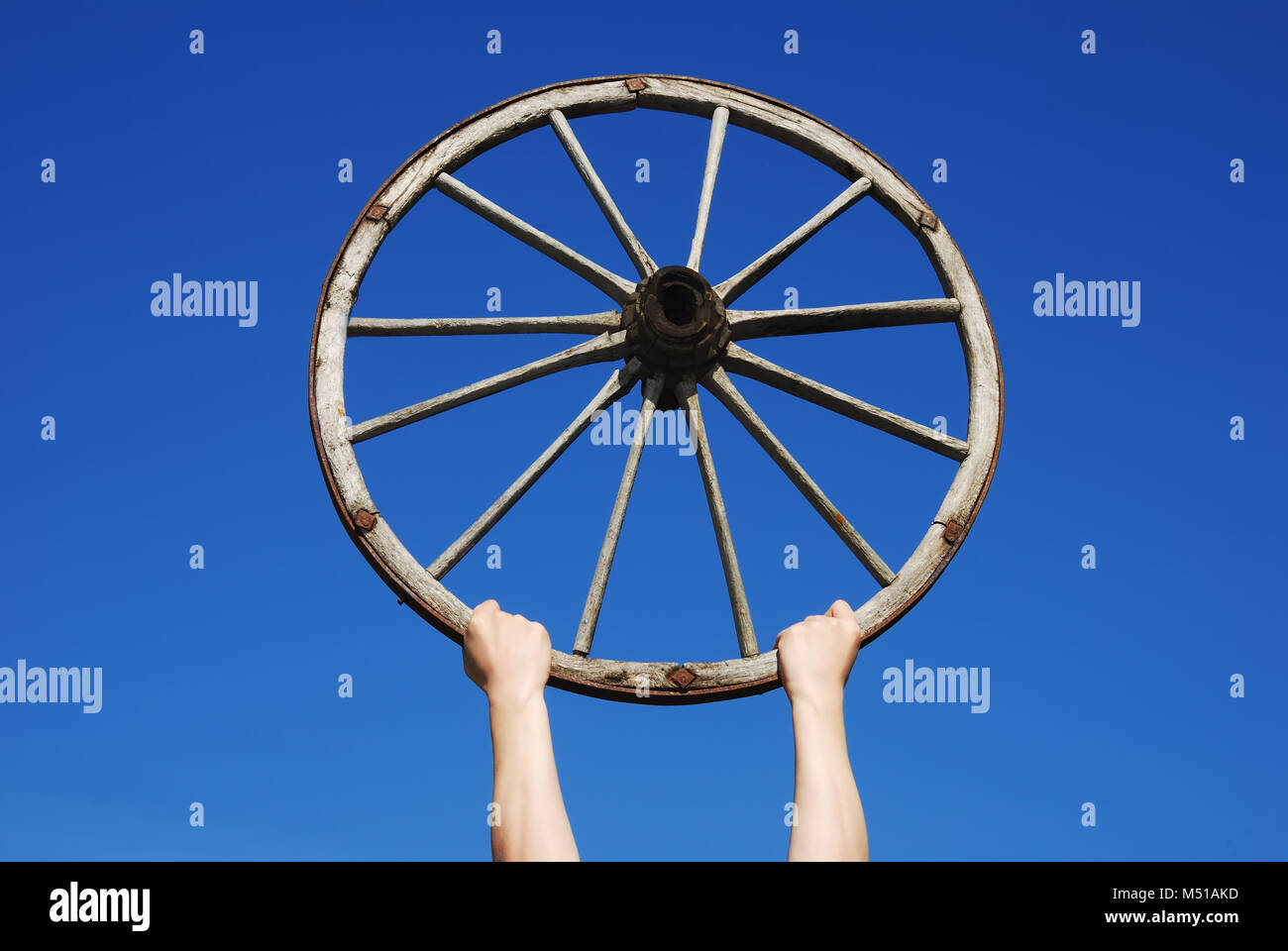 old wooden wheel Stock Photo - Alamy