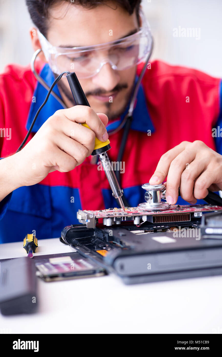 Repairman working in technical support fixing computer laptop tr Stock ...