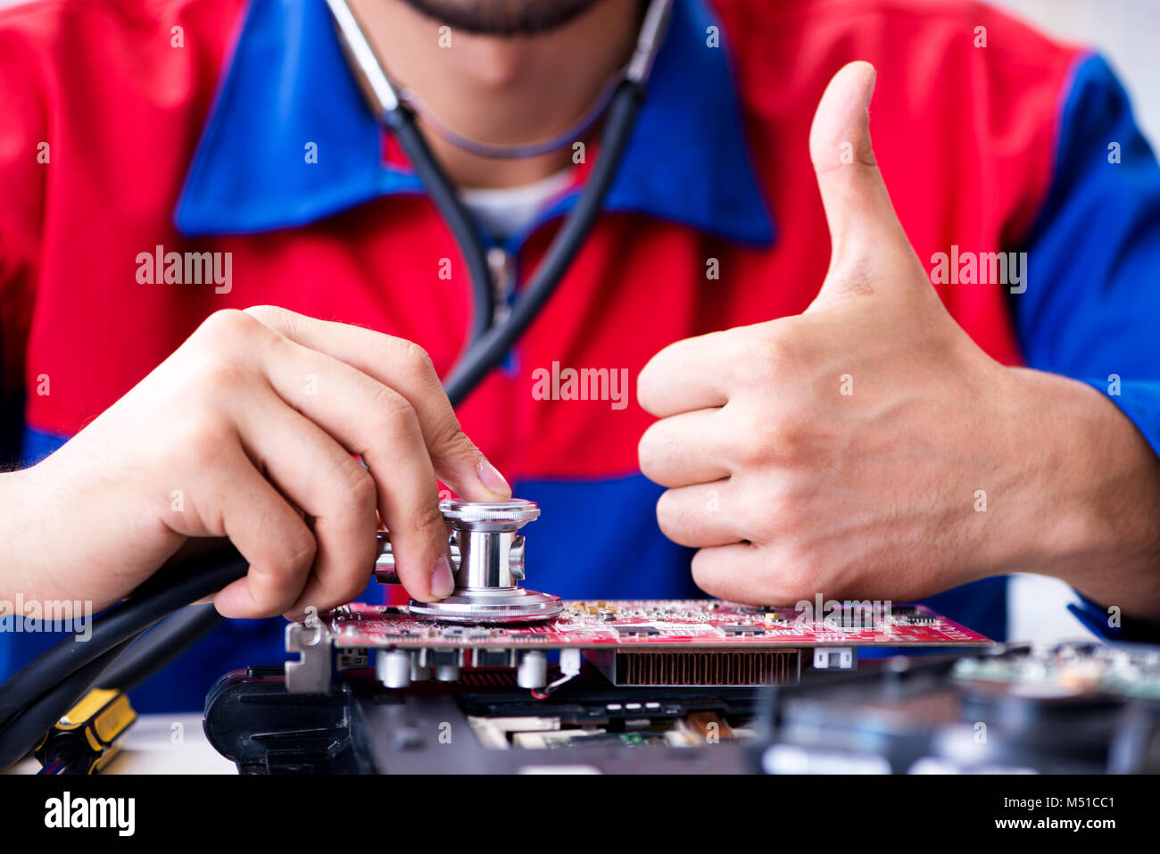 Repairman working in technical support fixing computer laptop tr Stock ...