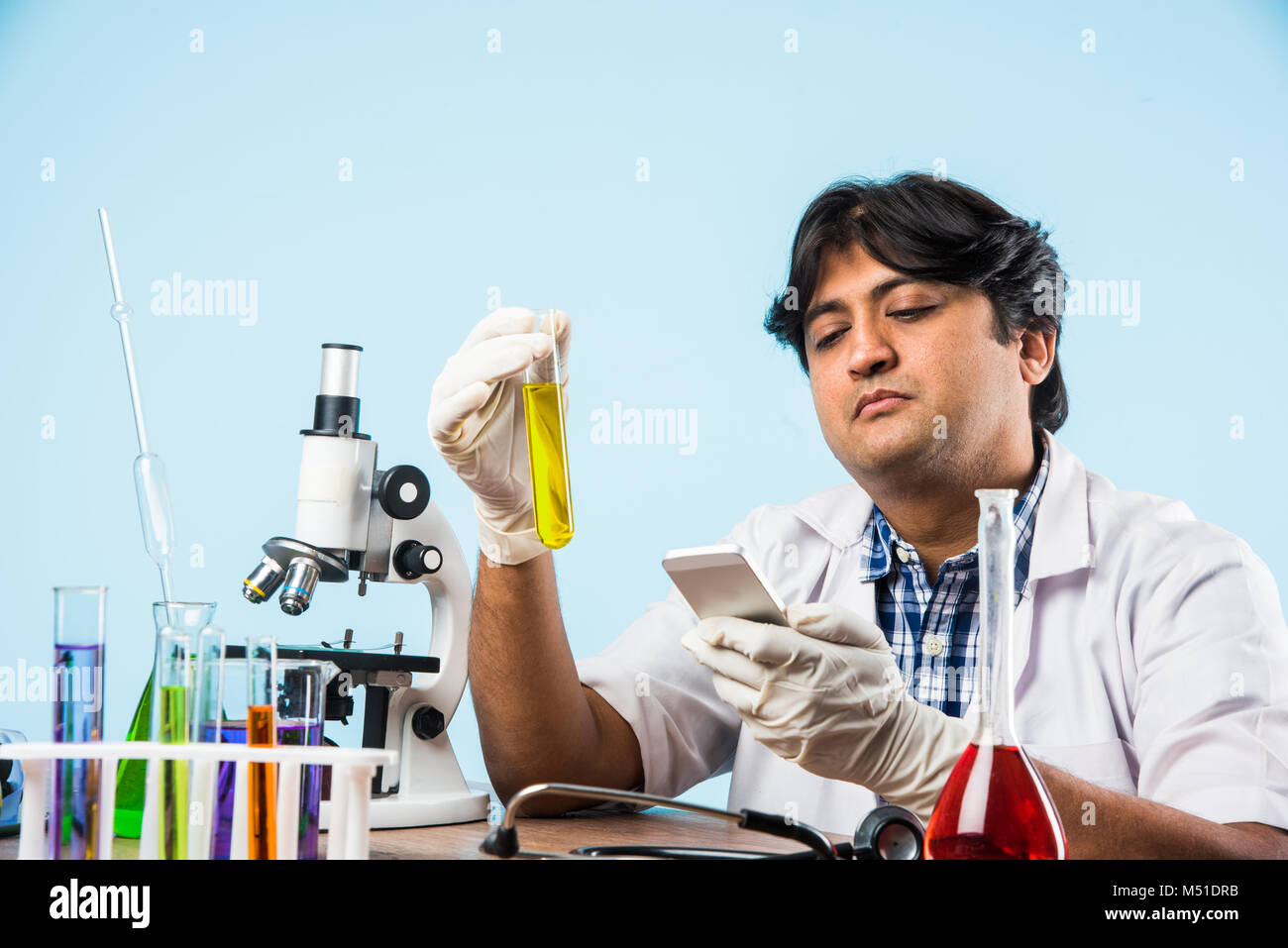 India research scientists hi-res stock photography and images - Alamy