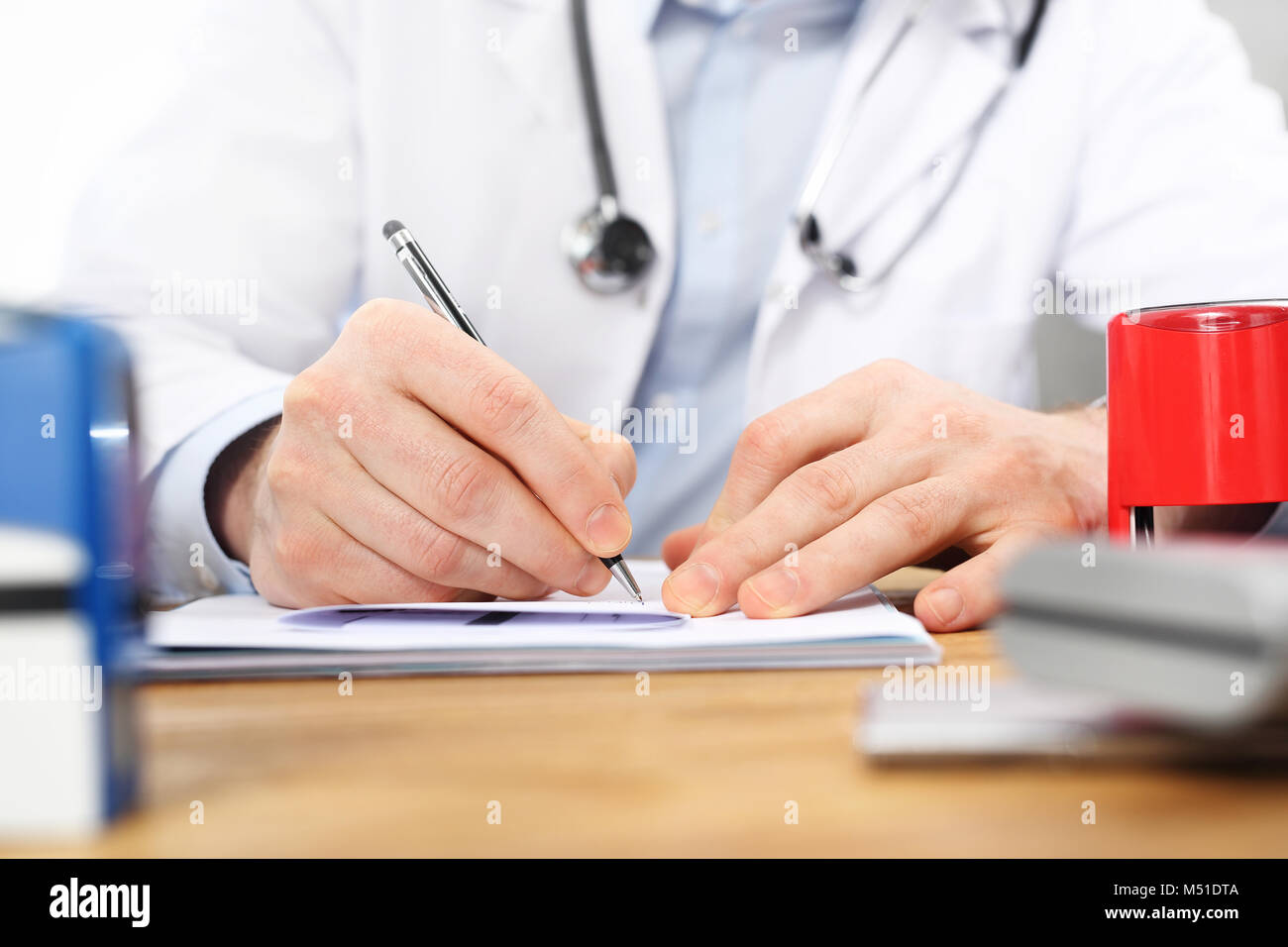 Woman enters doctors office examination hi-res stock photography and ...