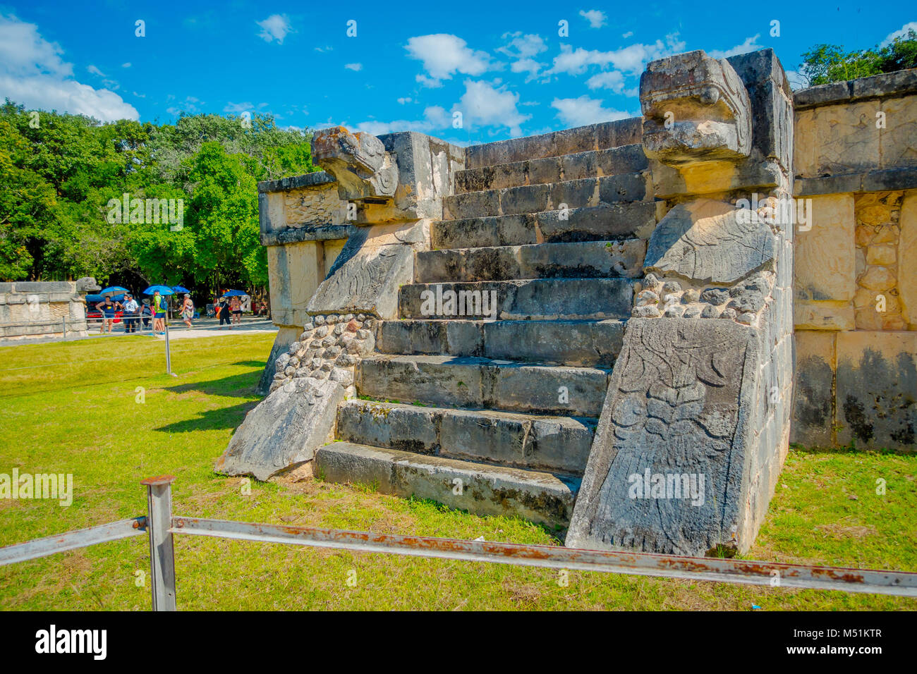 Mayan serpent statue hi-res stock photography and images - Alamy