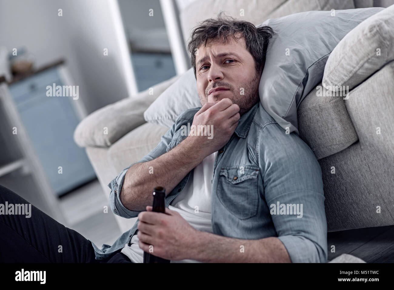 Man scratching his chin hi-res stock photography and images - Alamy
