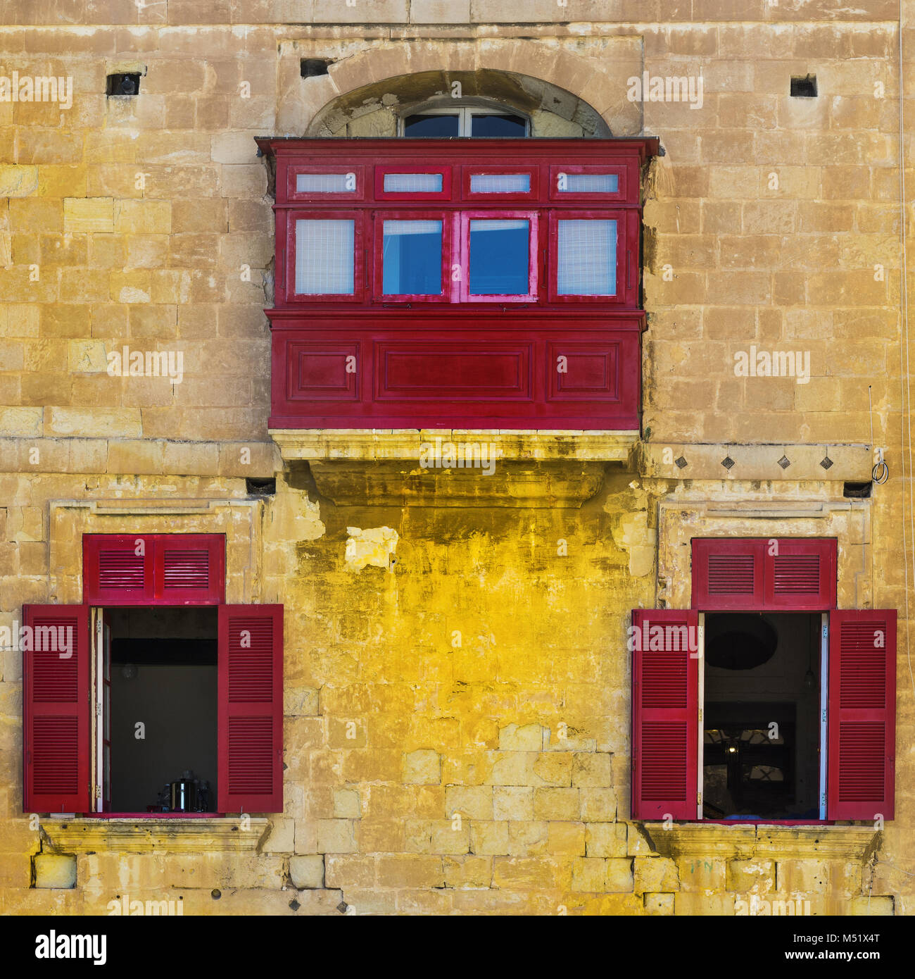 Red windows hi-res stock photography and images - Alamy