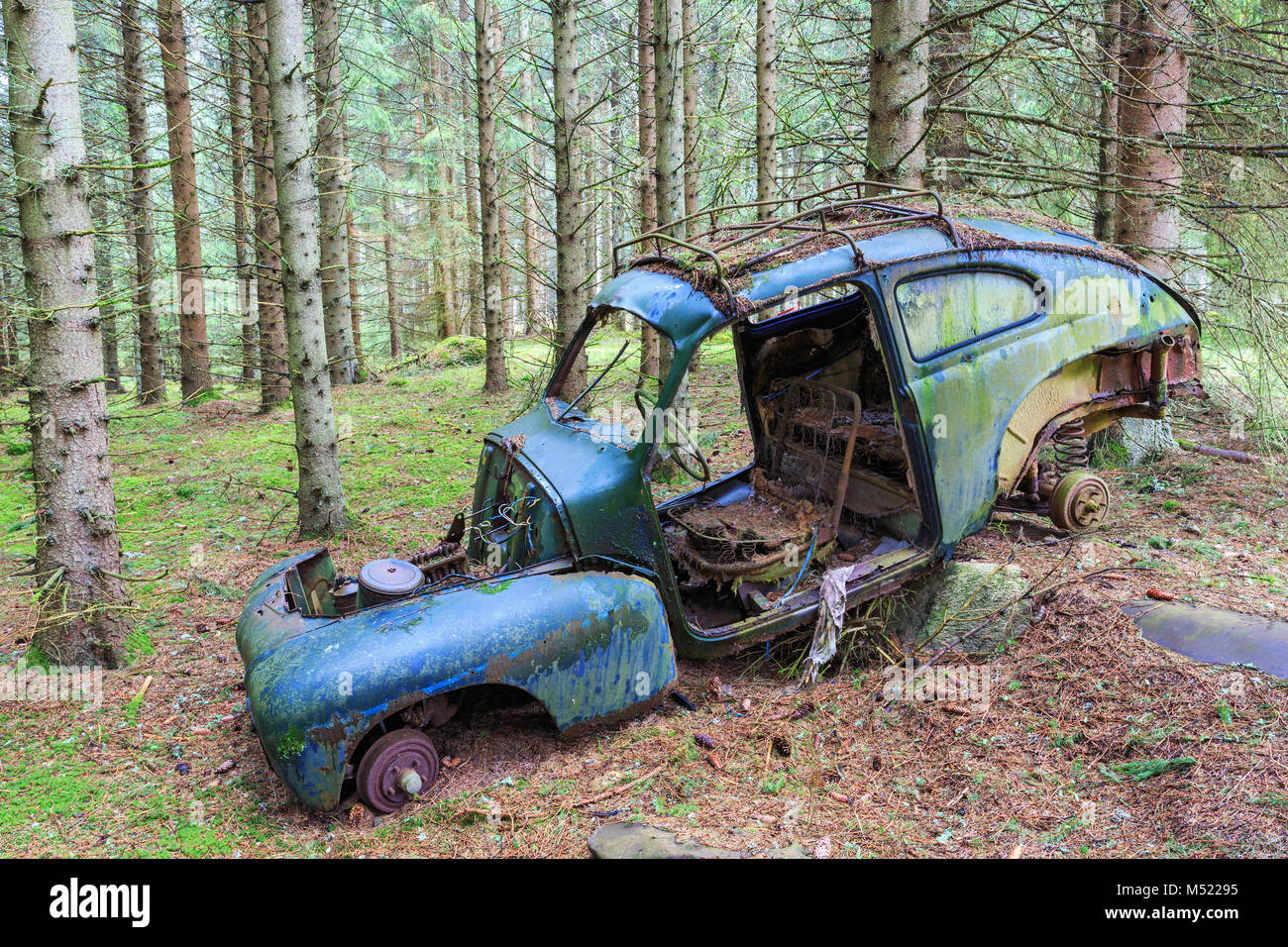 Pollution dumped abandoned old car hi-res stock photography and images ...