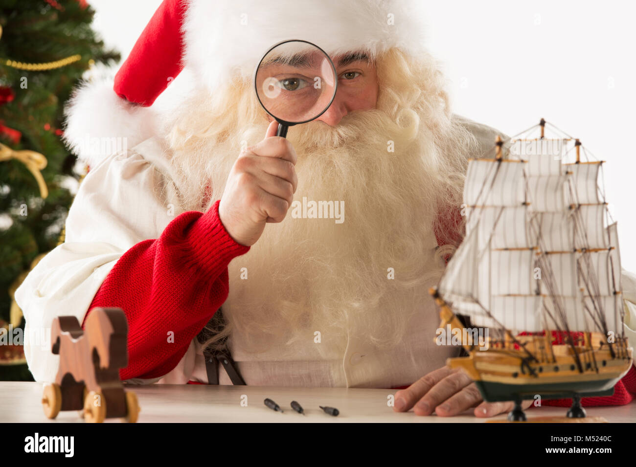 Santa claus magnifying glass hi-res stock photography and images - Alamy