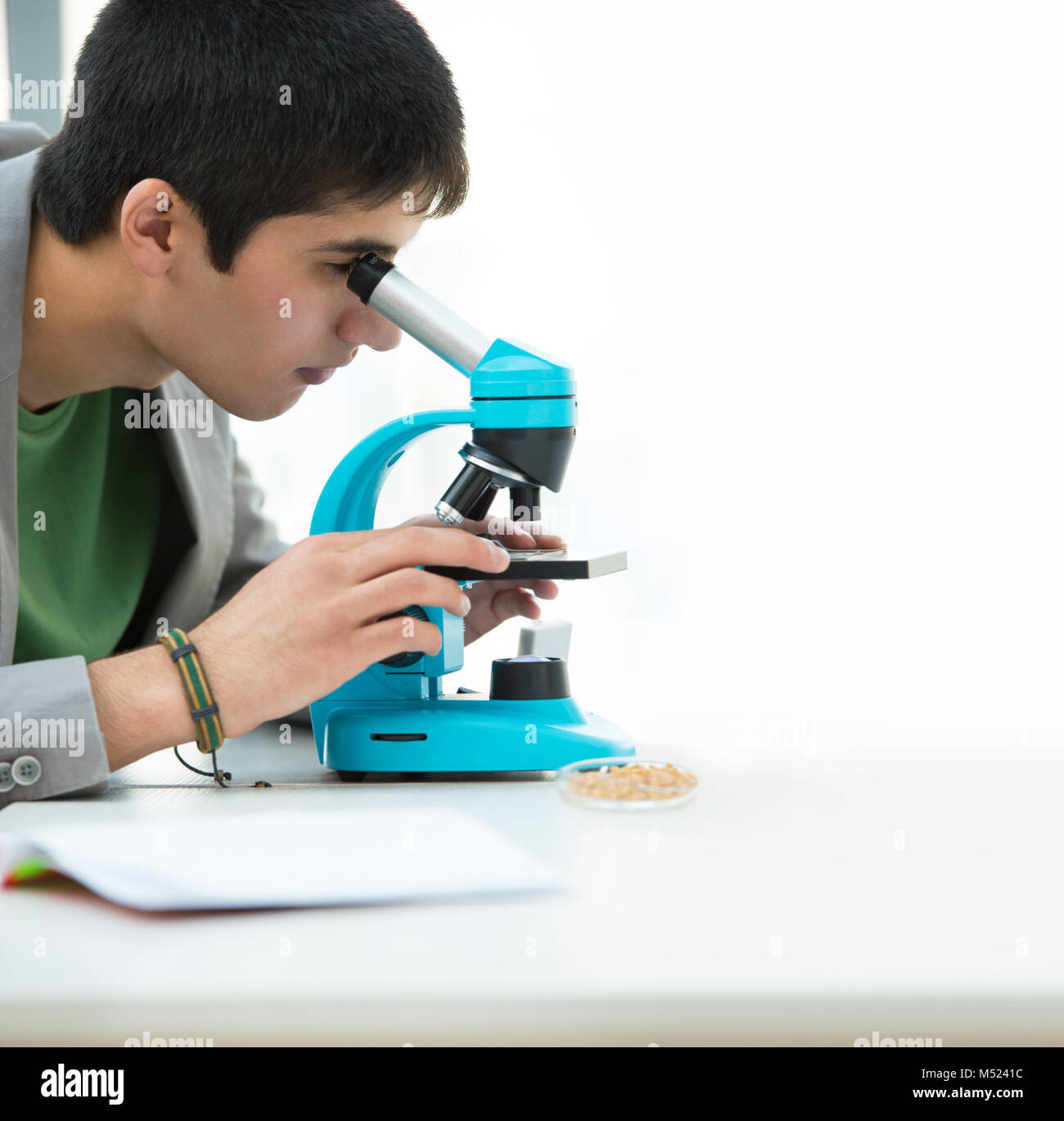 Students looking through microscope hi-res stock photography and images ...