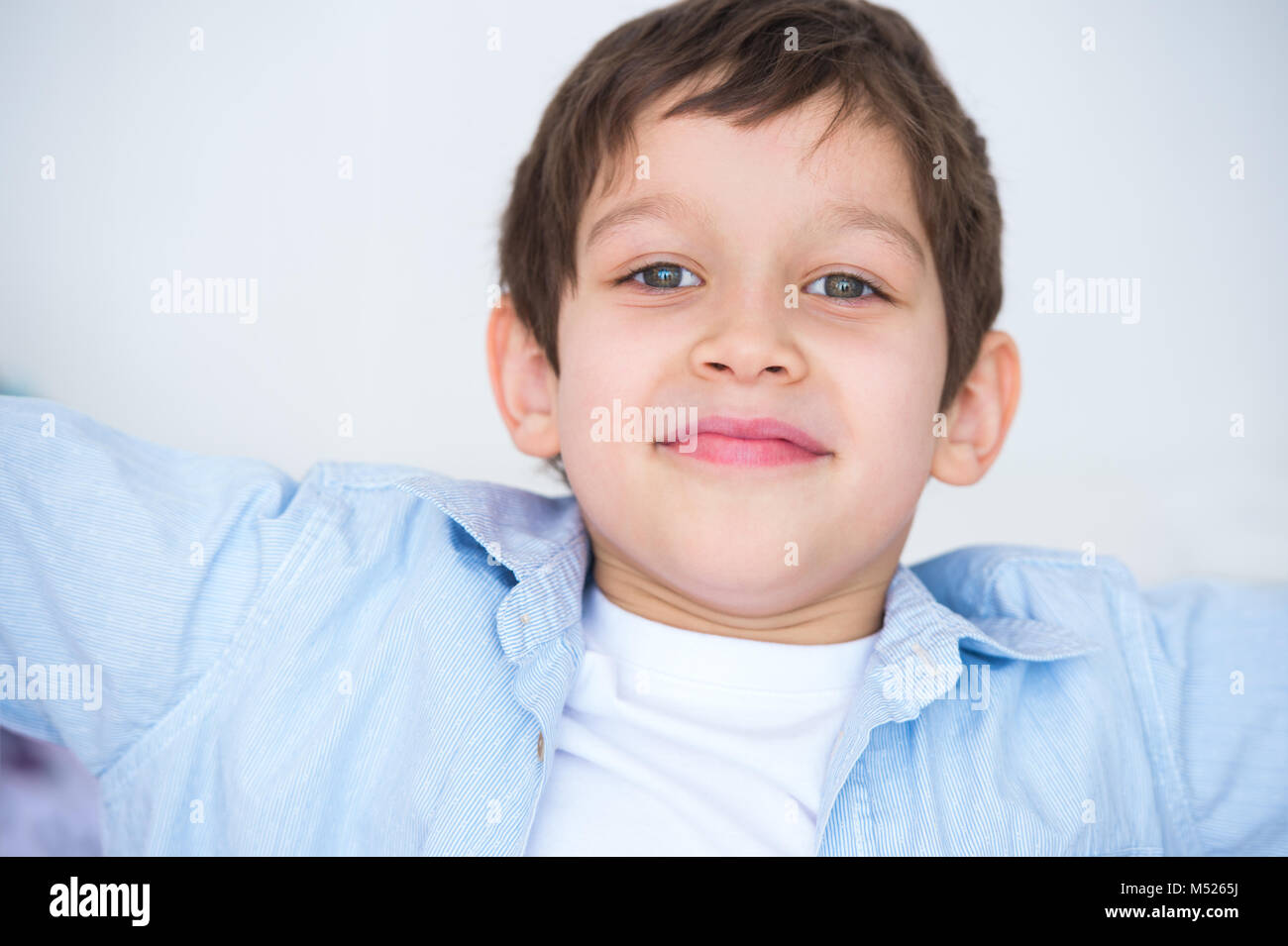 Close up portrait of a kid smiling to the camera Stock Photo - Alamy