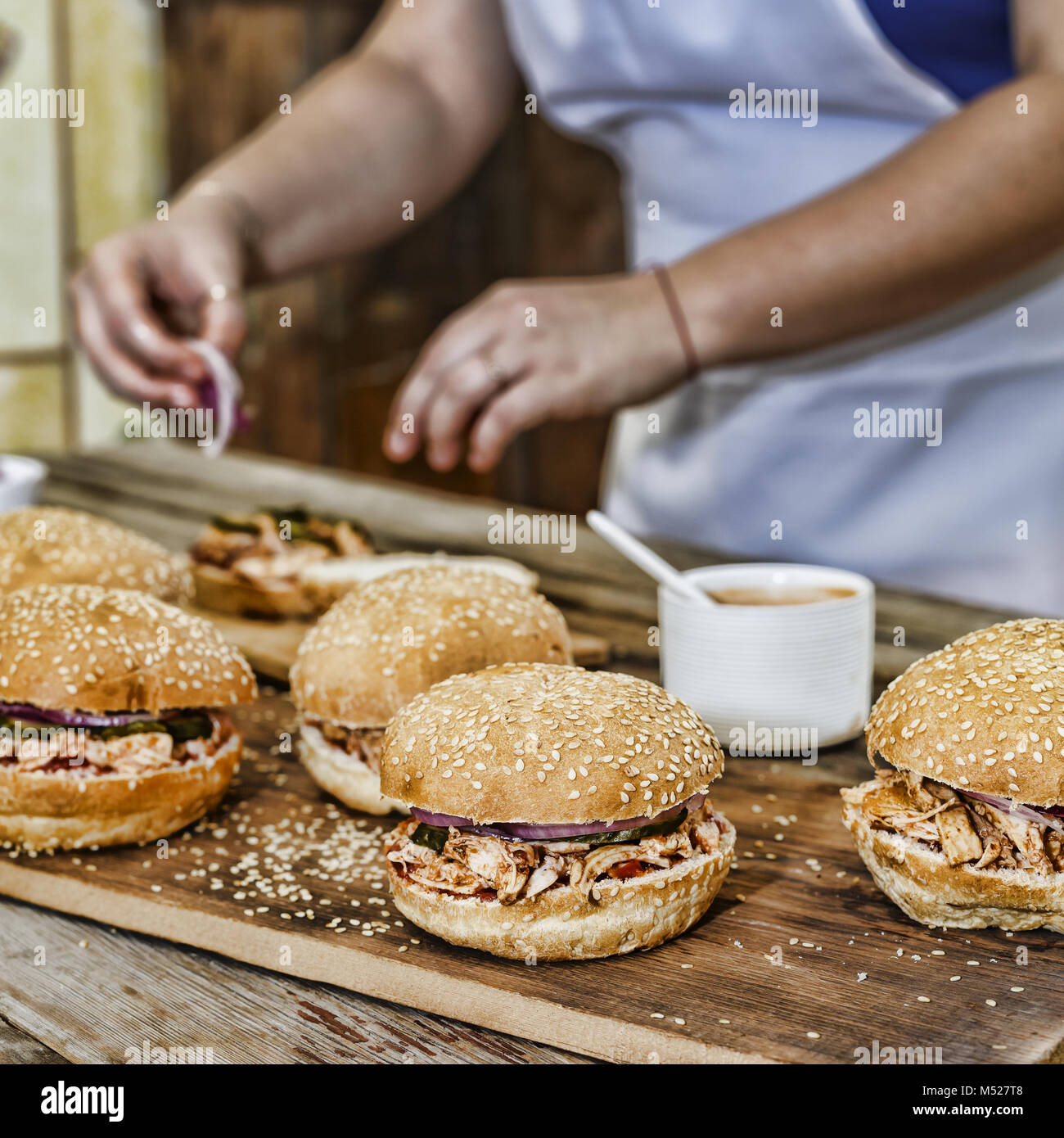 Person cooking burgers restaurant hi-res stock photography and images ...