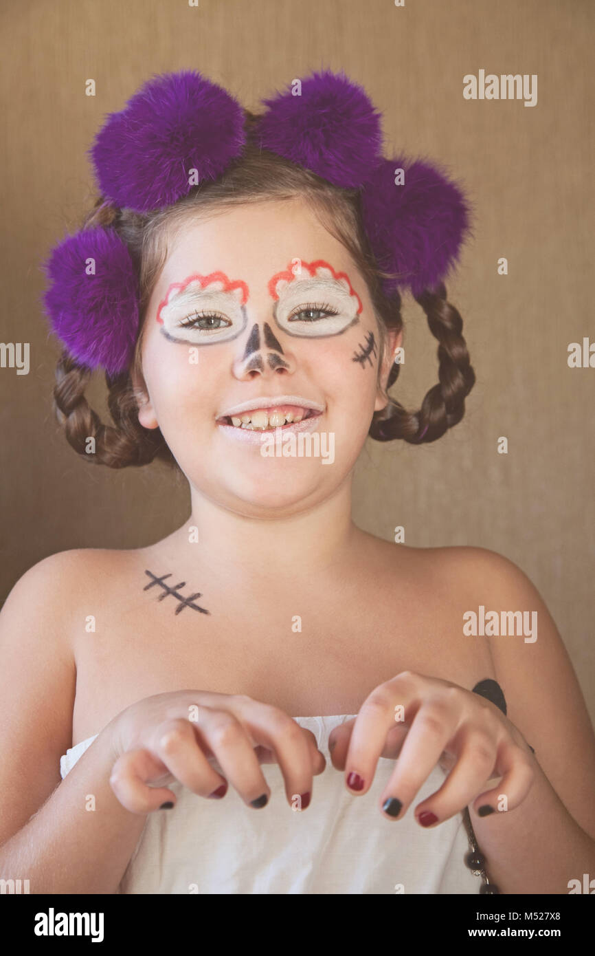 Female zombie portrait hi-res stock photography and images - Alamy