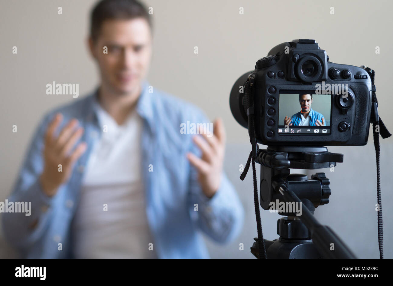 Self filming journalist hi-res stock photography and images - Alamy