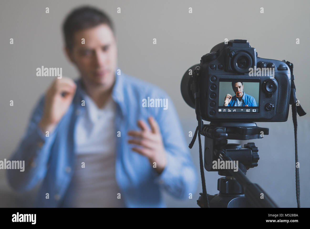 Self filming journalist hi-res stock photography and images - Alamy
