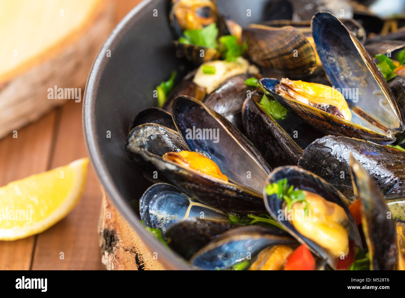 Plate of mussels with sauce and spices Stock Photo - Alamy