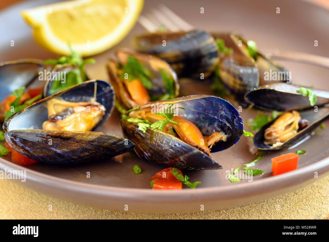Plate of mussels with sauce and spices Stock Photo - Alamy