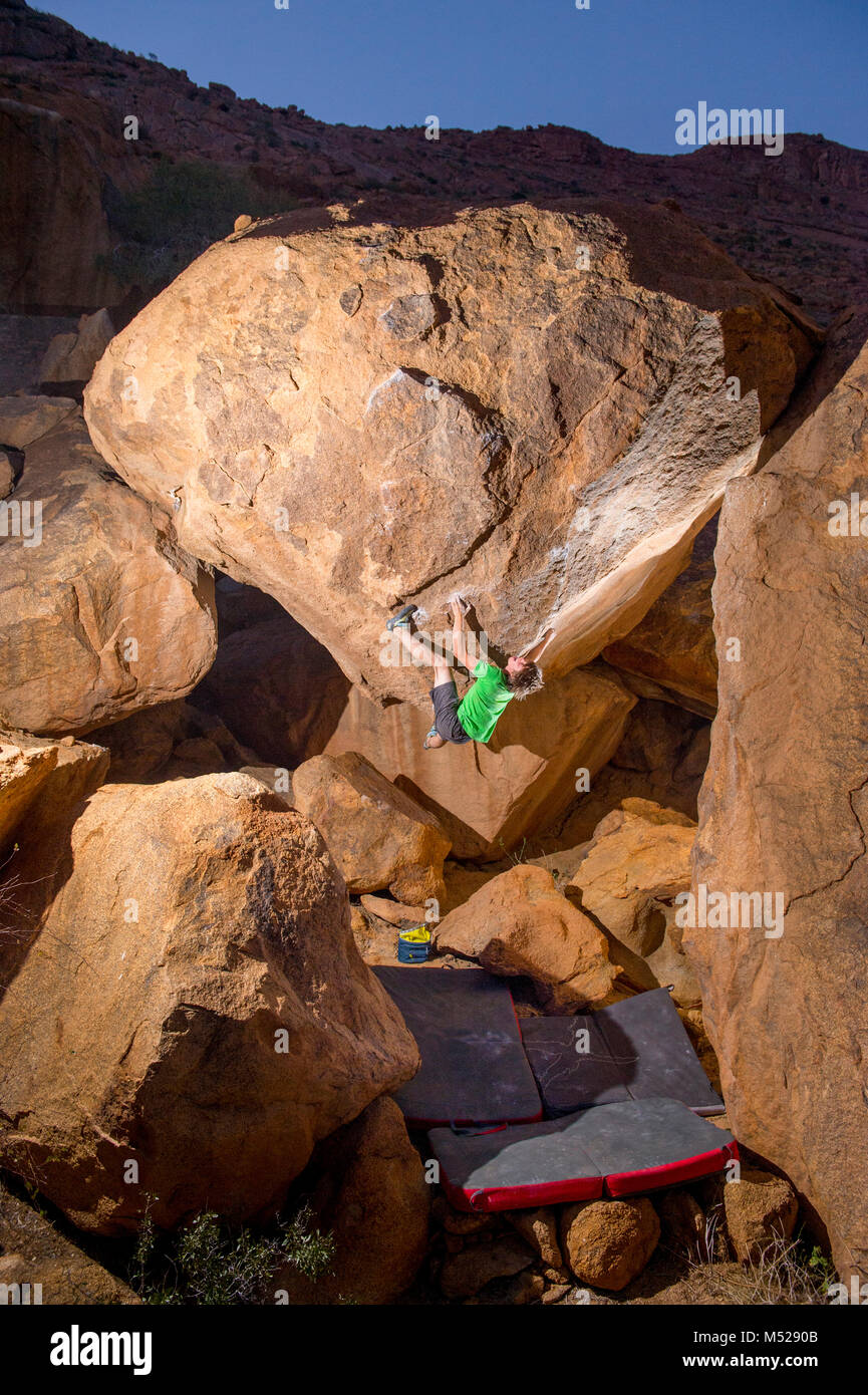 Man climbing spitzkoppe boulders in namib desert hi-res stock ...