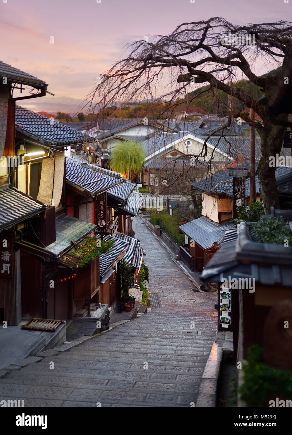 Empty and quiet street hi-res stock photography and images - Alamy