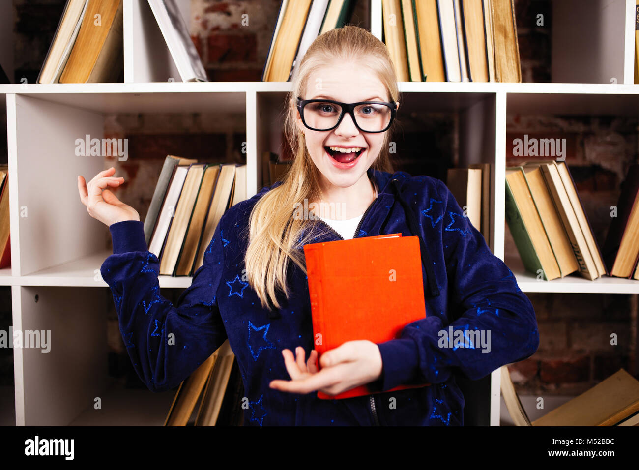 Teenage girl in a library Stock Photo - Alamy