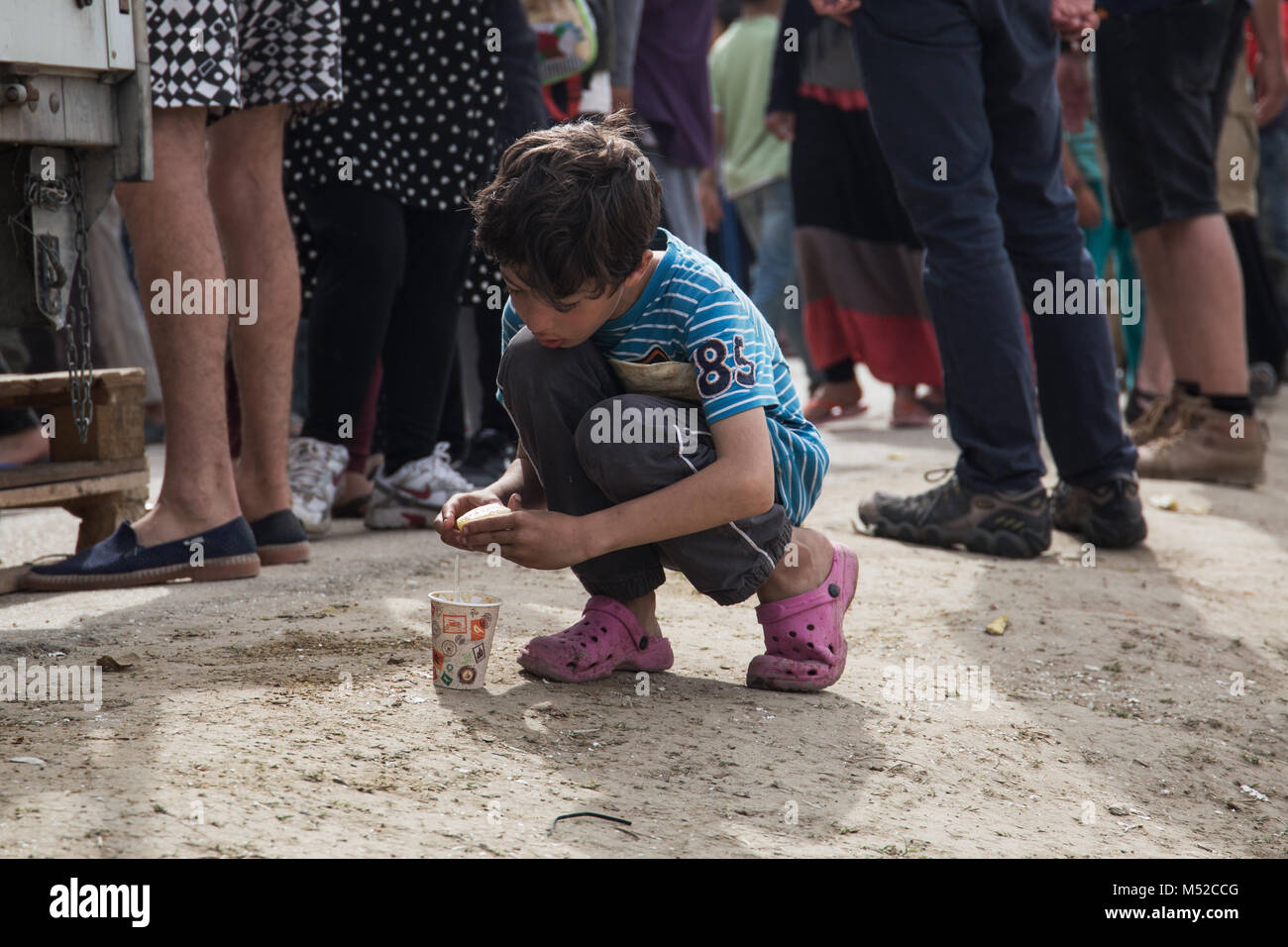 Refugee camp children eating hi-res stock photography and images - Alamy