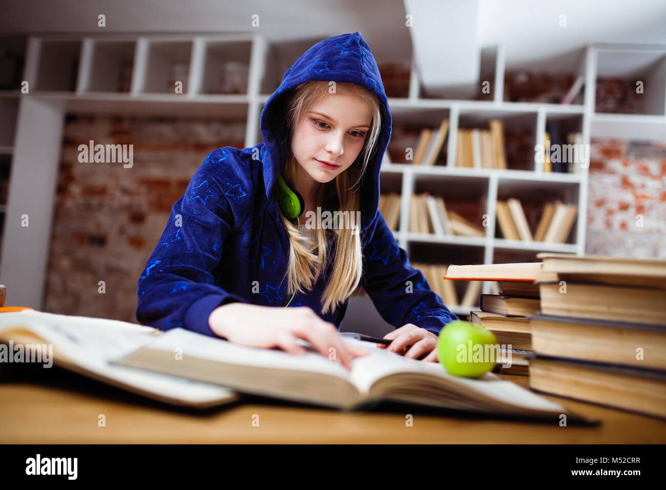 Teenage girl in a library Stock Photo - Alamy