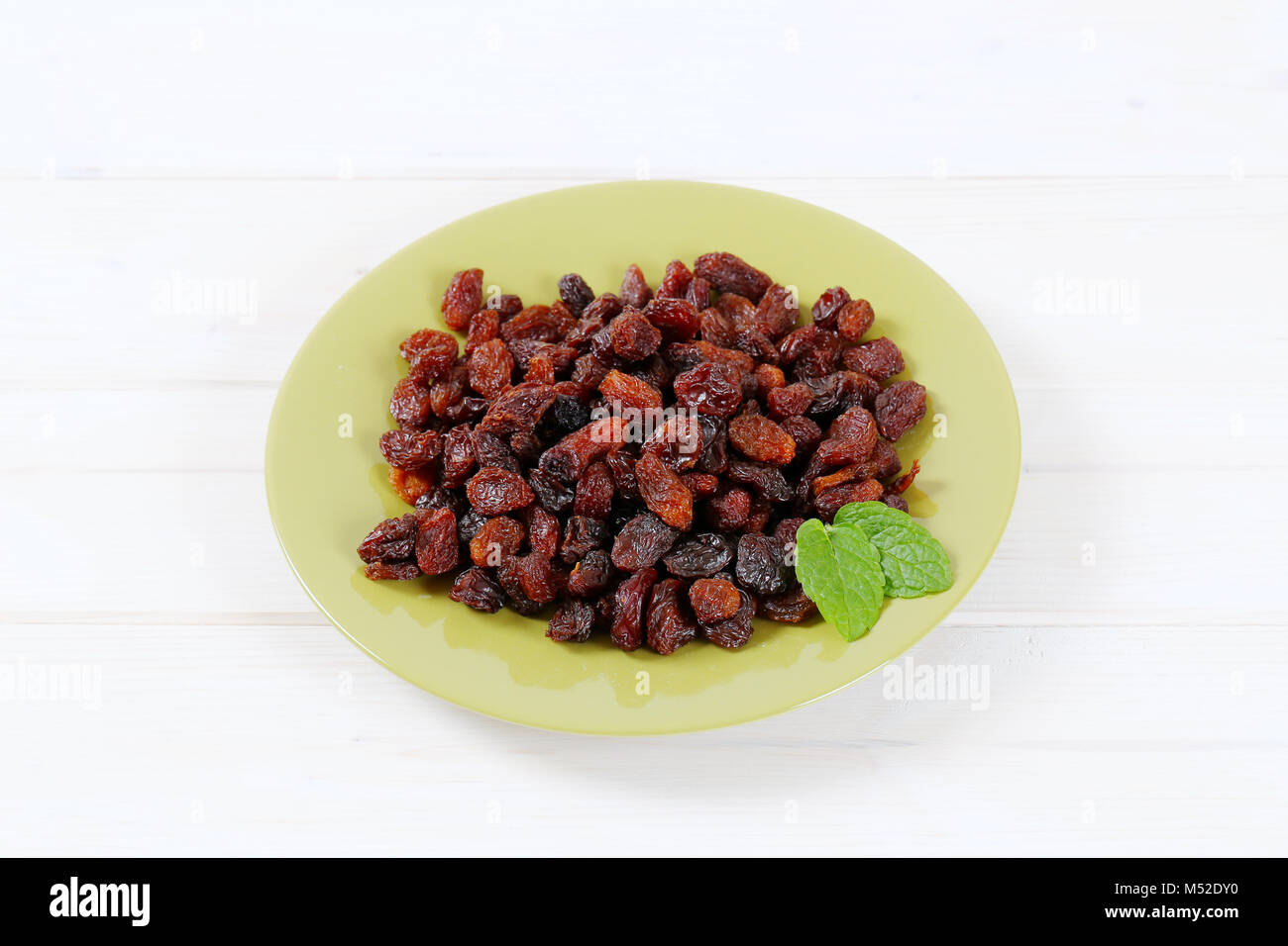 plate of sweet raisins on white background Stock Photo - Alamy