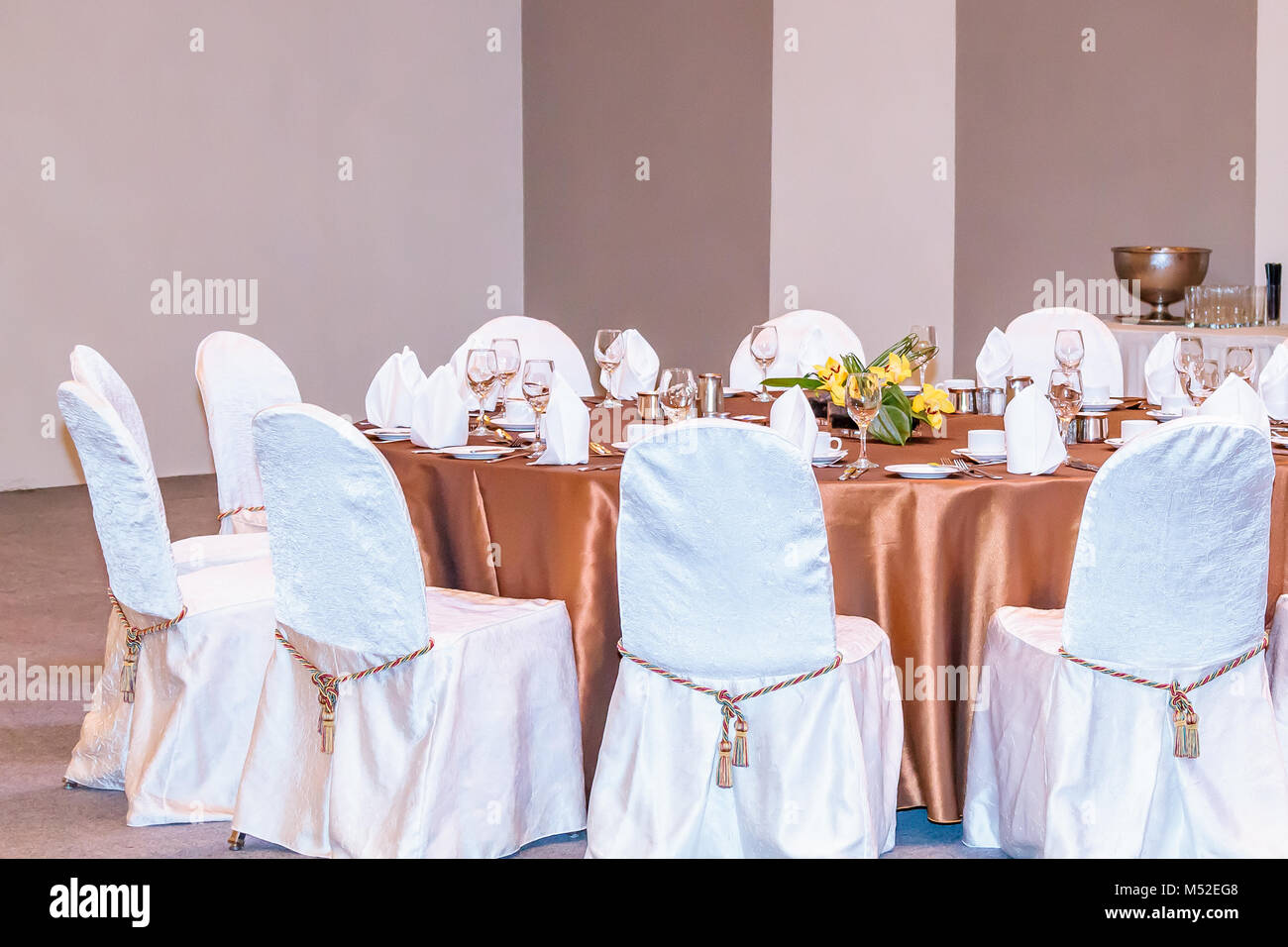 Formal dinner table hi-res stock photography and images - Alamy