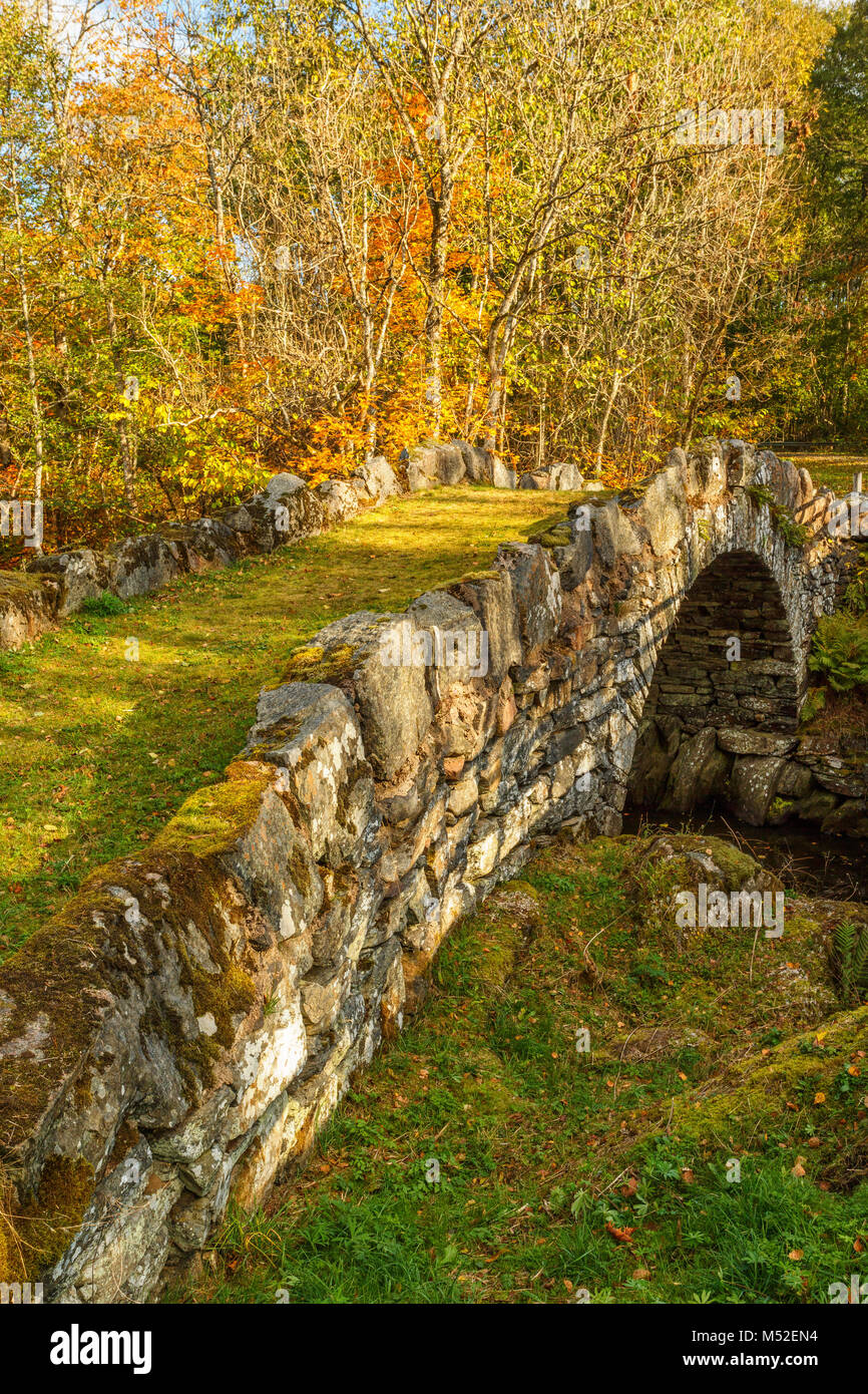 Old vault bridge over a river Stock Photo - Alamy