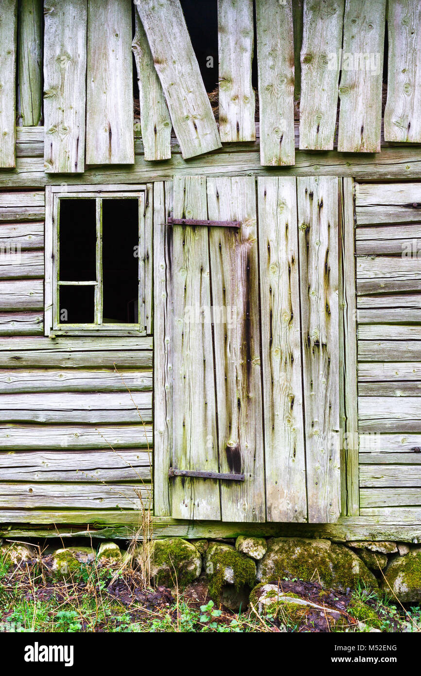 Old timber and weather beaten barn Stock Photo - Alamy