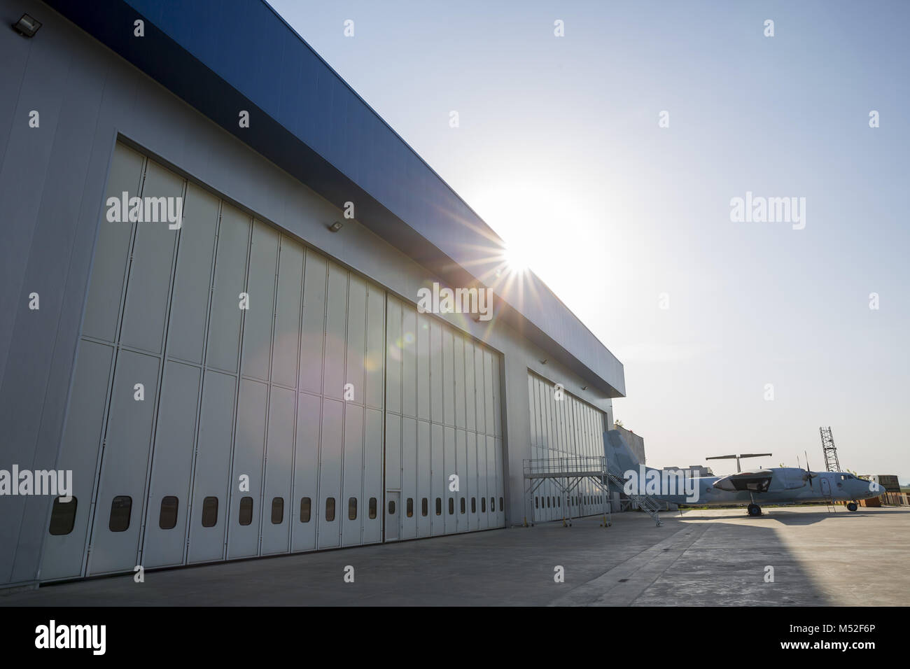 Airport hangar from the outside Stock Photo - Alamy