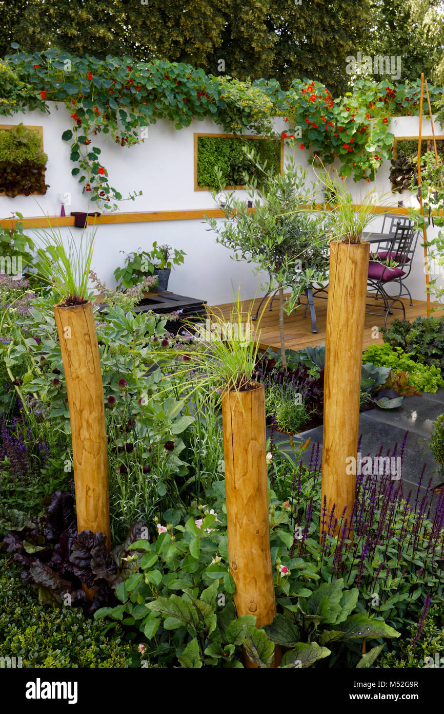 Bamboo posts hi-res stock photography and images - Alamy