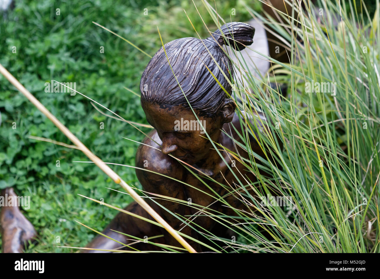 Female garden statues hi-res stock photography and images - Alamy