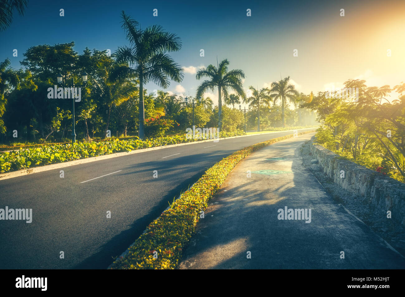Pathway in garden resort hi-res stock photography and images - Alamy