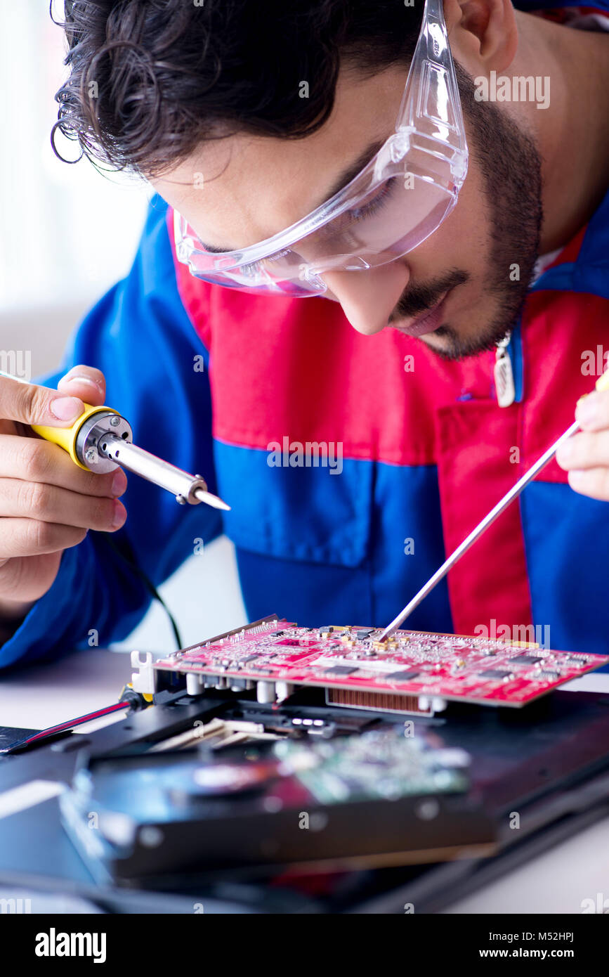 Repairman working in technical support fixing computer laptop tr Stock ...