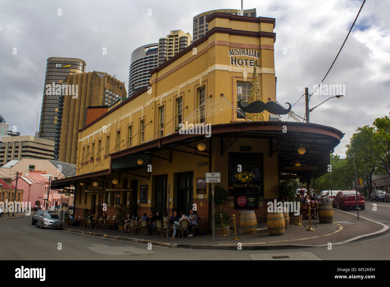 The Australian Heritage Hotel exterior and people in bars Stock Photo ...