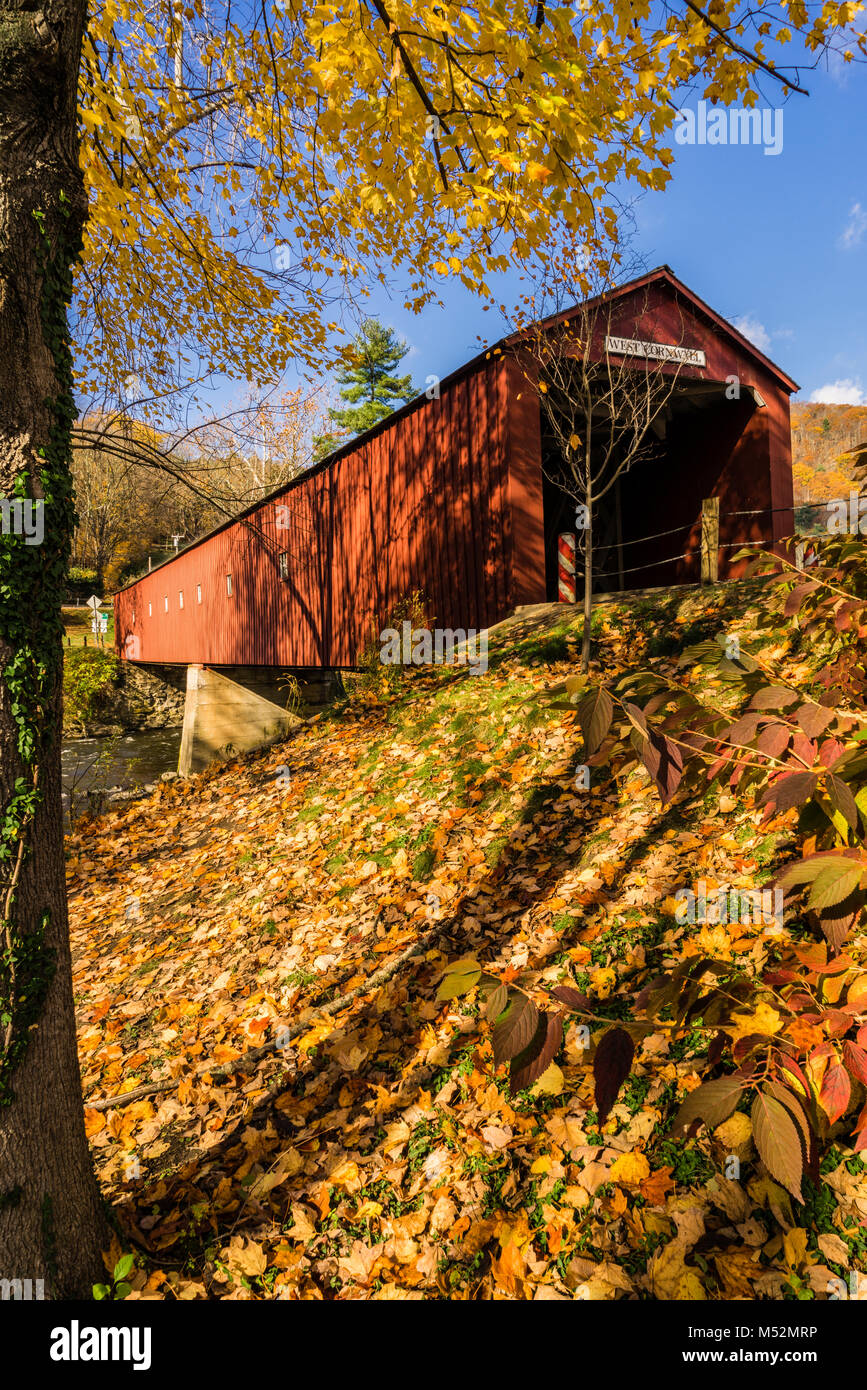 Cornwall river bridge autumn hi-res stock photography and images - Alamy