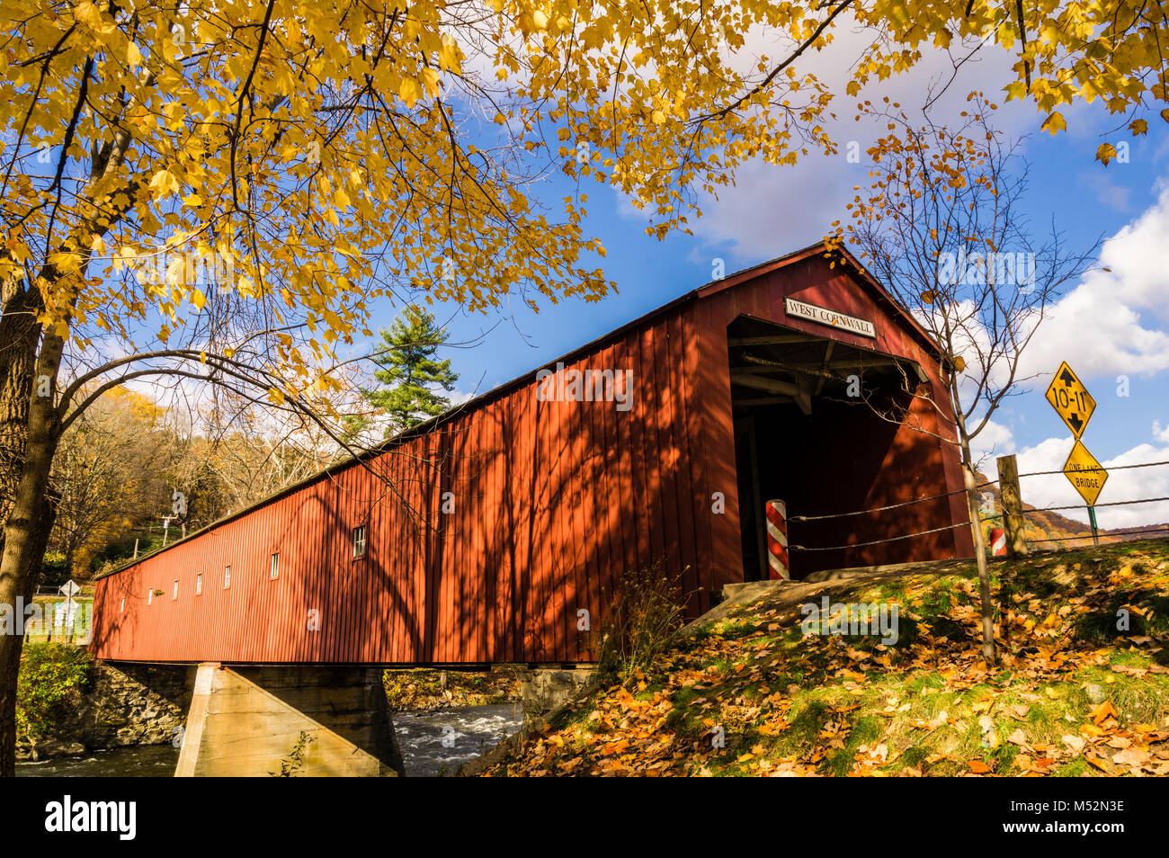 Cornwall river bridge autumn hi-res stock photography and images - Alamy