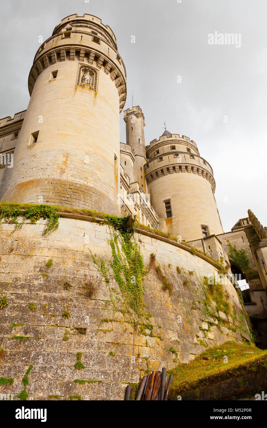Bottom of gate hi-res stock photography and images - Alamy