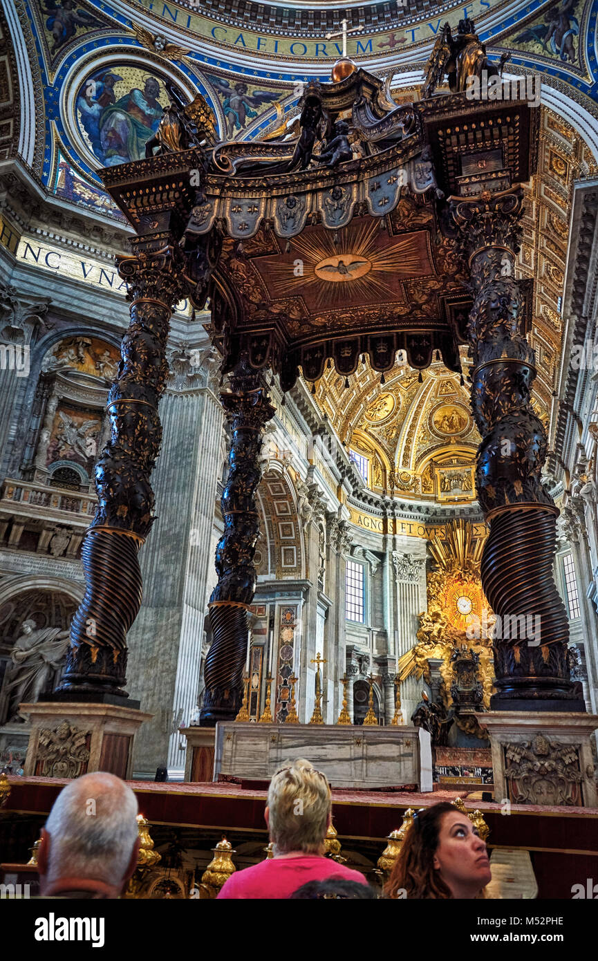 VATICAN CITY, VATICAN - MAY 17, 2017: View of the main Altar (Baldachin ...