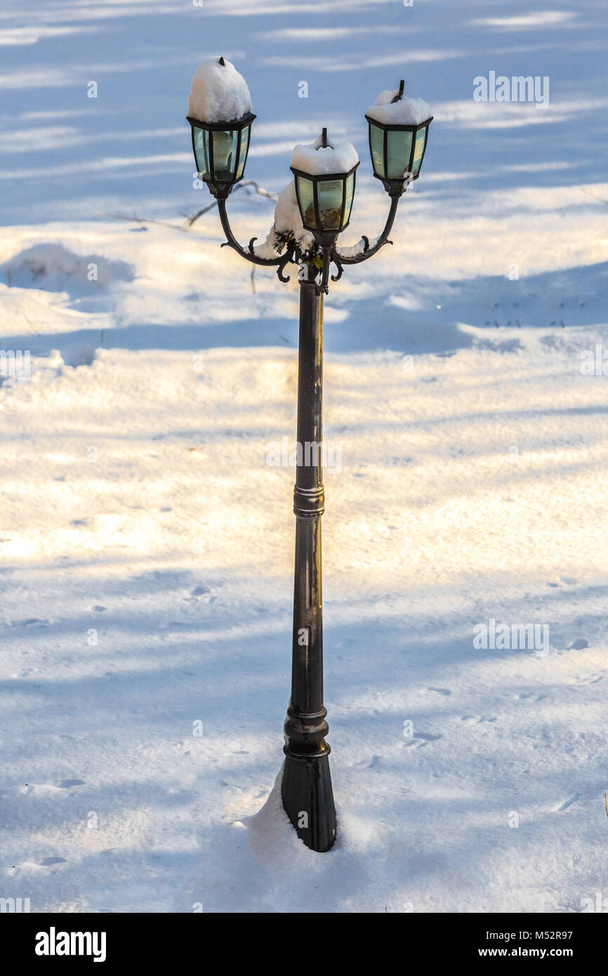 Christmas lamp post snow hi-res stock photography and images - Alamy
