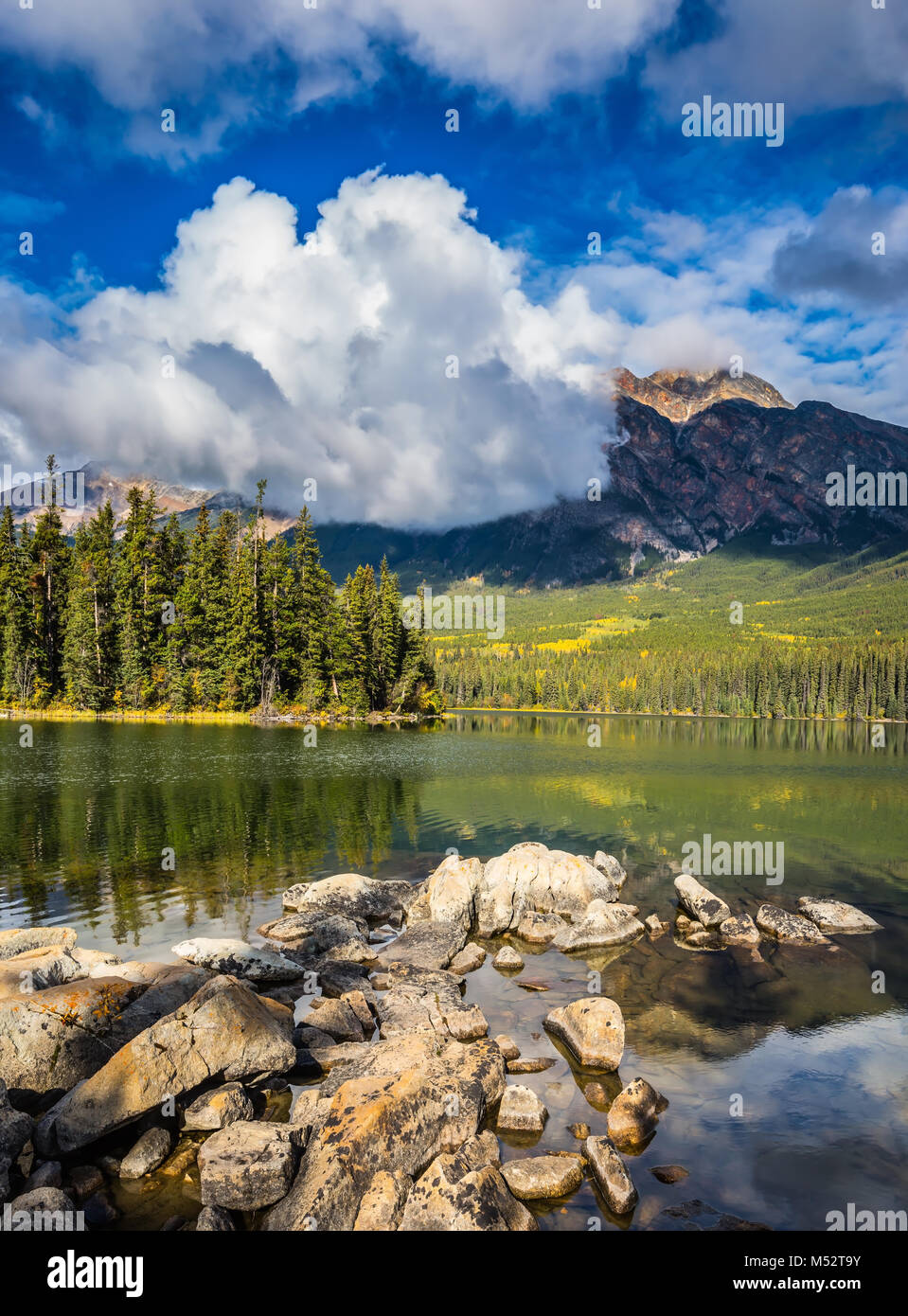 The woody small island in Pyramid Lake Stock Photo - Alamy