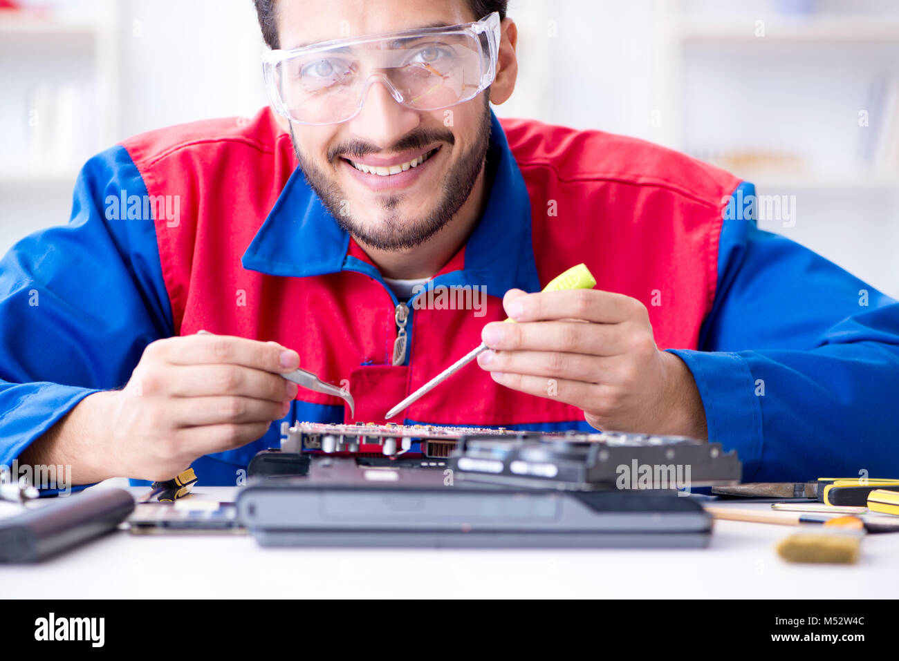 Repairman working in technical support fixing computer laptop tr Stock ...