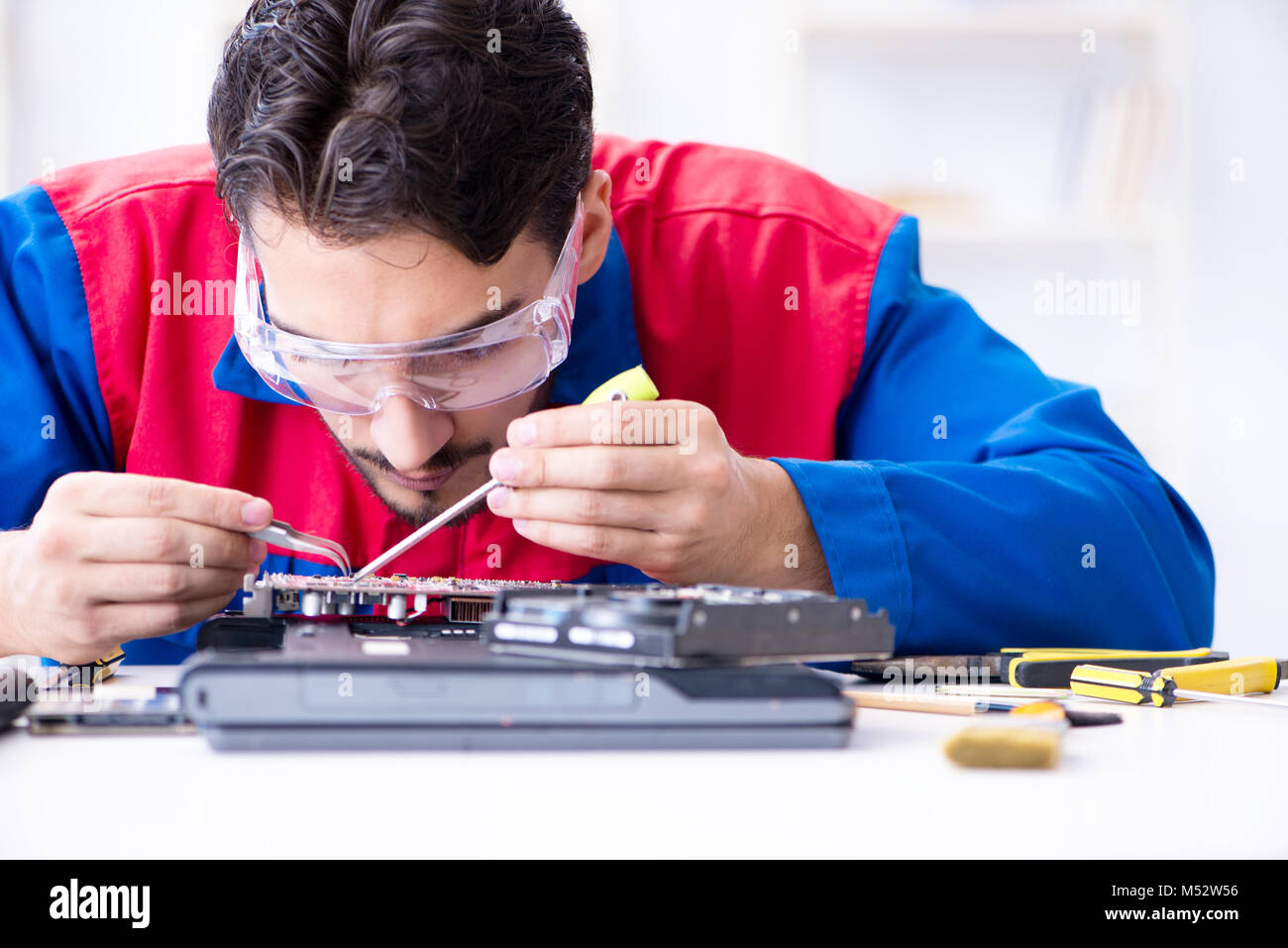 Repairman working in technical support fixing computer laptop tr Stock ...