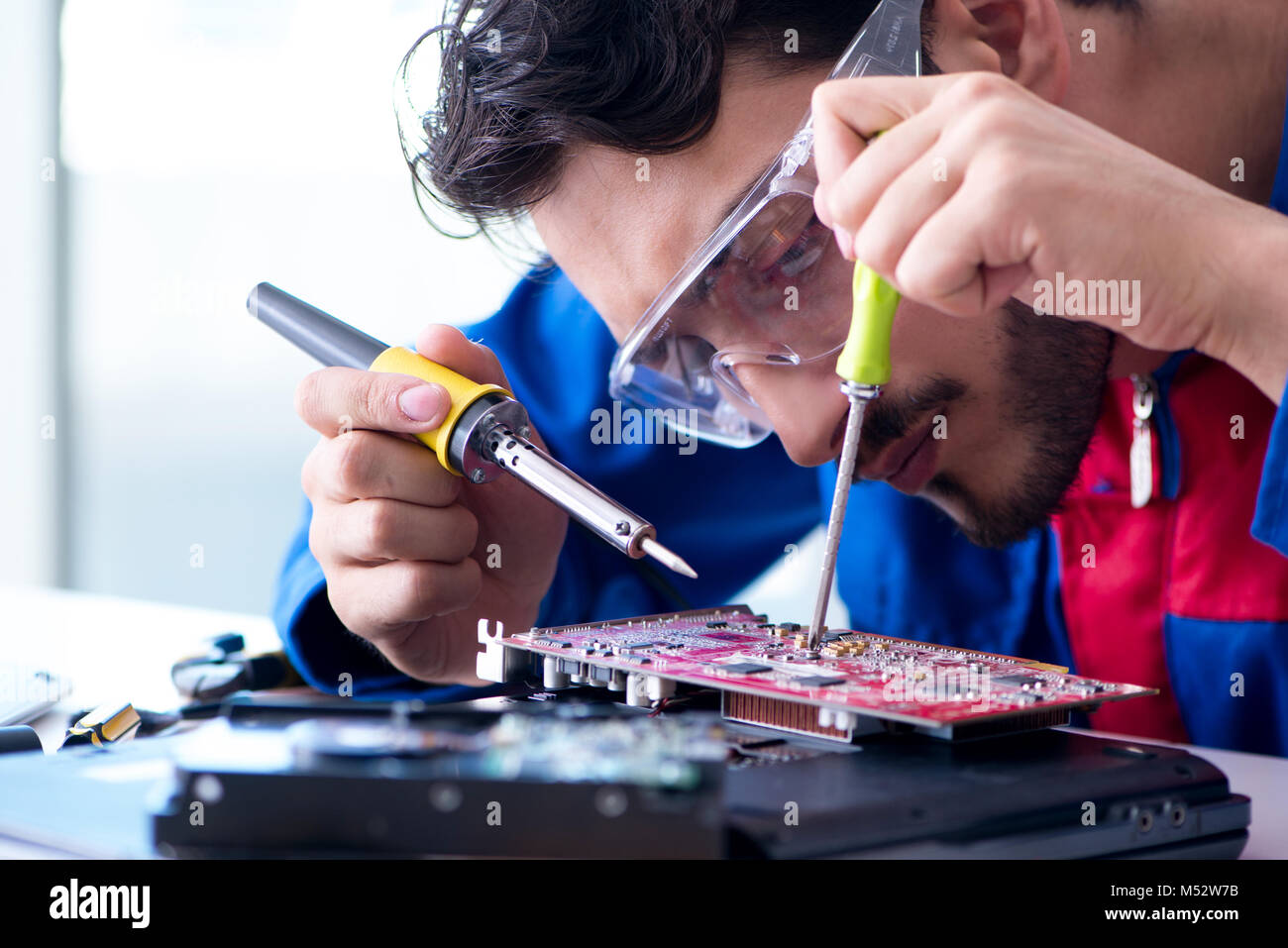 Repairman working in technical support fixing computer laptop tr Stock ...