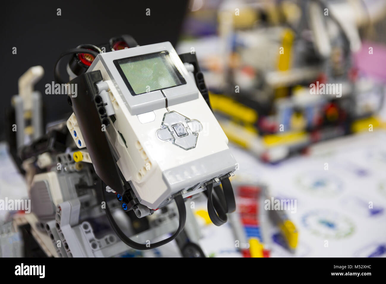 Blocks robot hi-res stock photography and images - Alamy