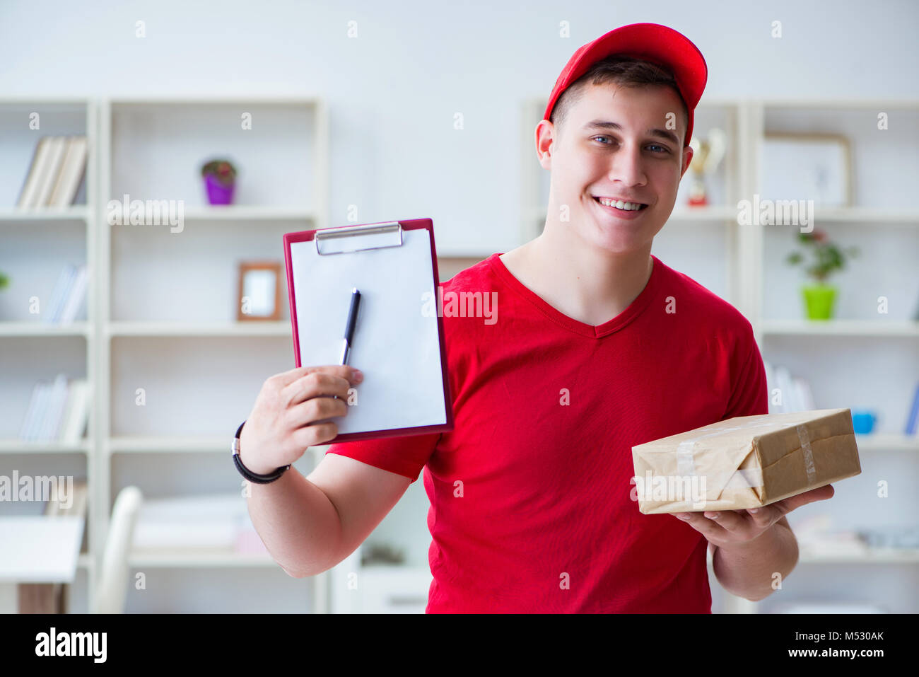 Customer receiving a receipt hi-res stock photography and images - Alamy