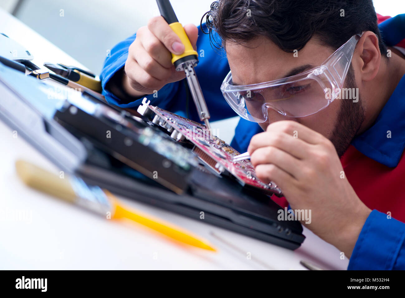 Repairman working in technical support fixing computer laptop tr Stock ...