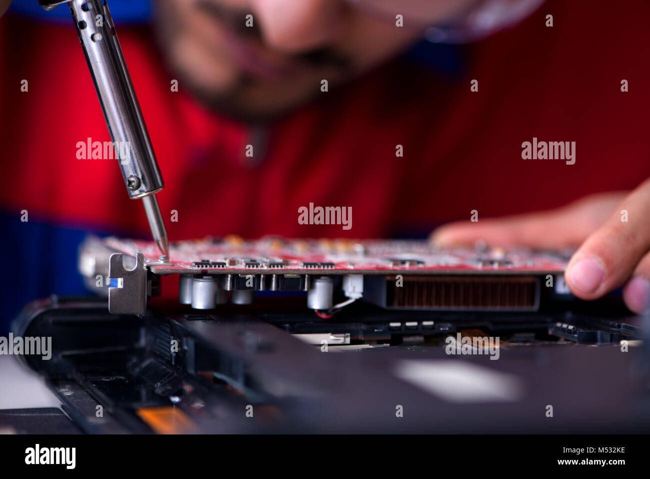 Repairman working in technical support fixing computer laptop tr Stock ...