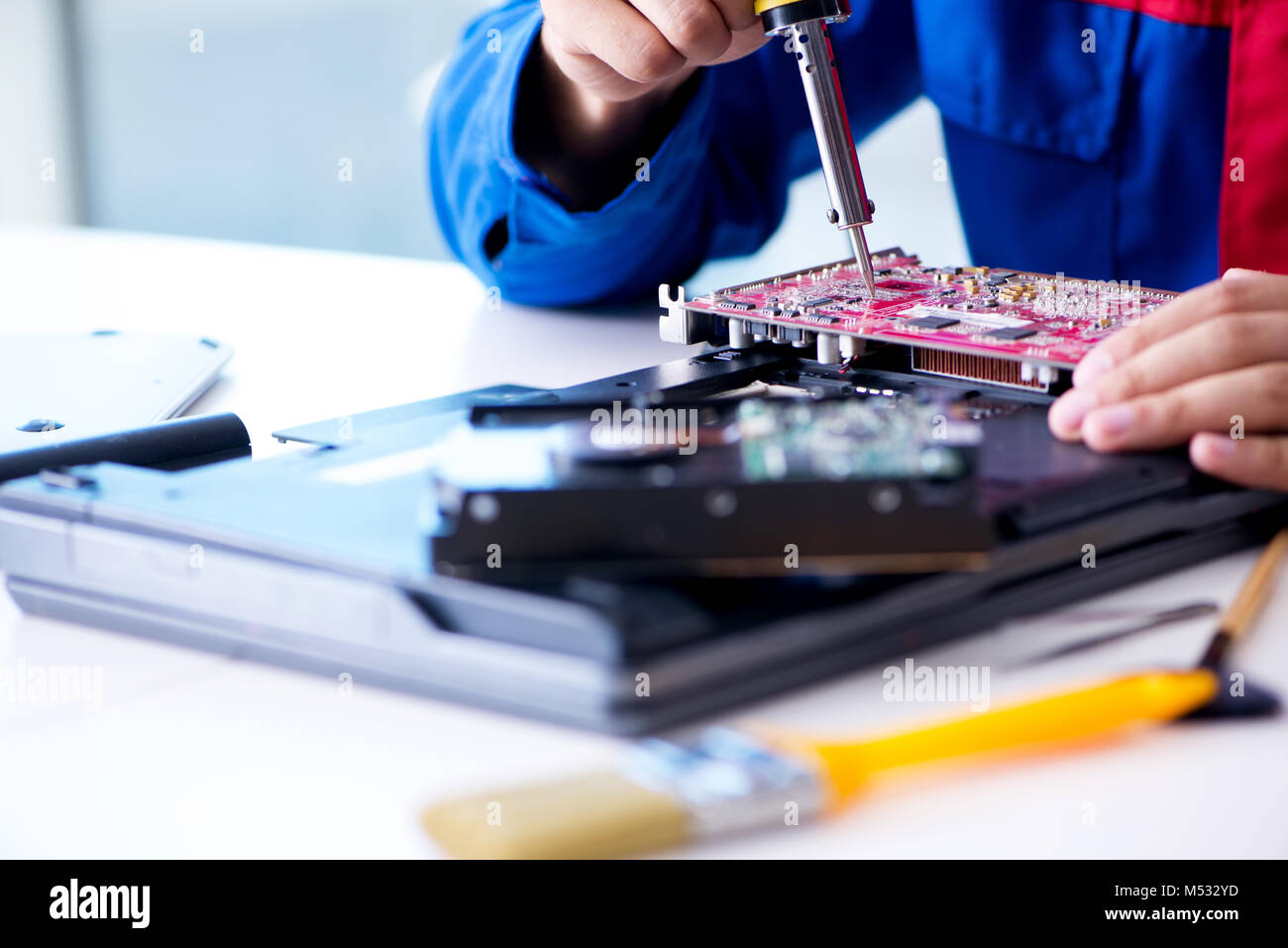Repairman working in technical support fixing computer laptop tr Stock ...